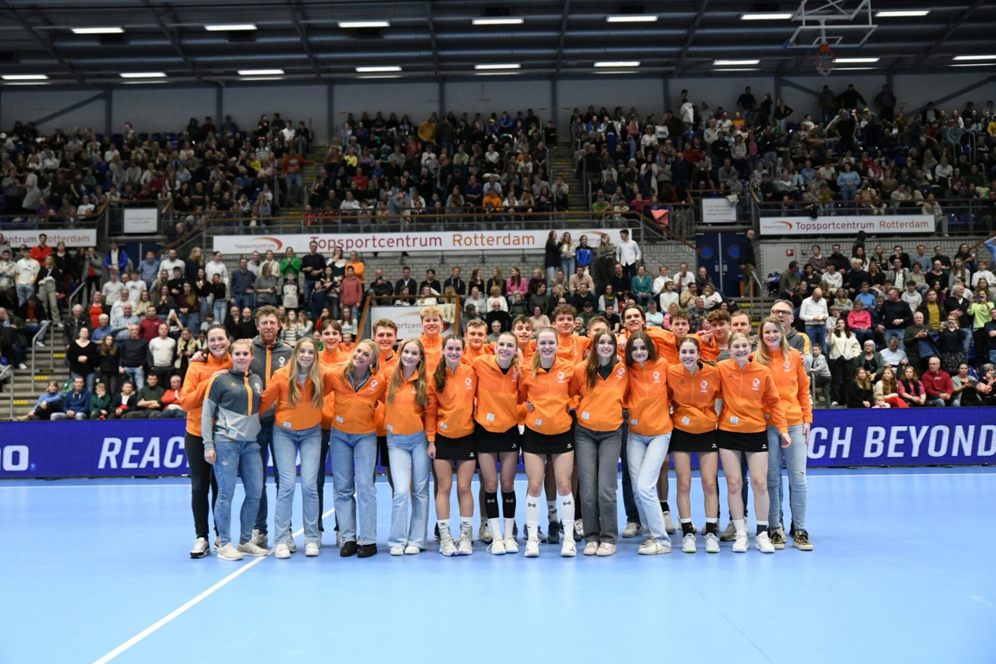 Jasmijn Los en Zoë Hoogervorst in Oranje onder 17 – Avantikorfbal